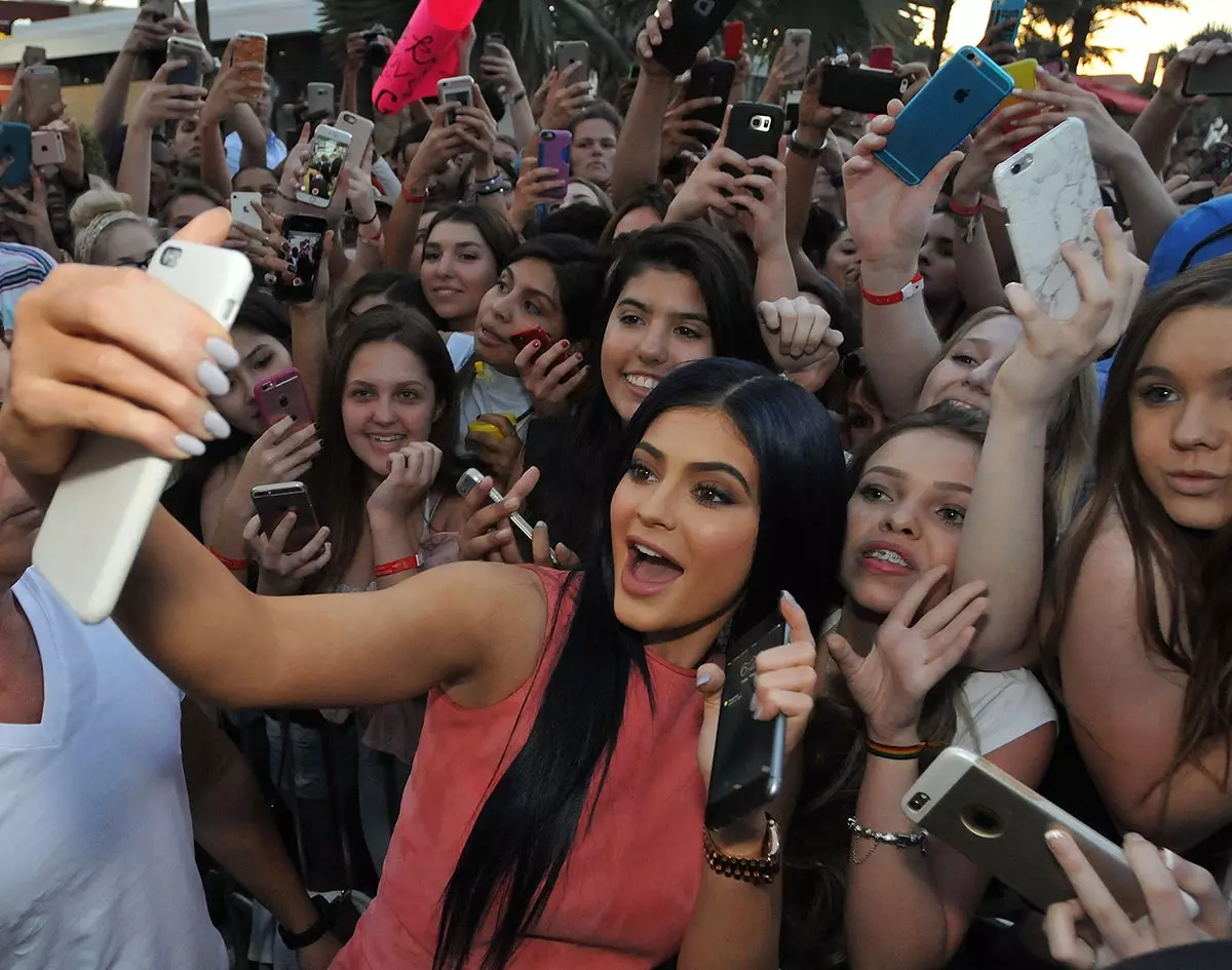 Kylie Jenner a pândit de telefoane.