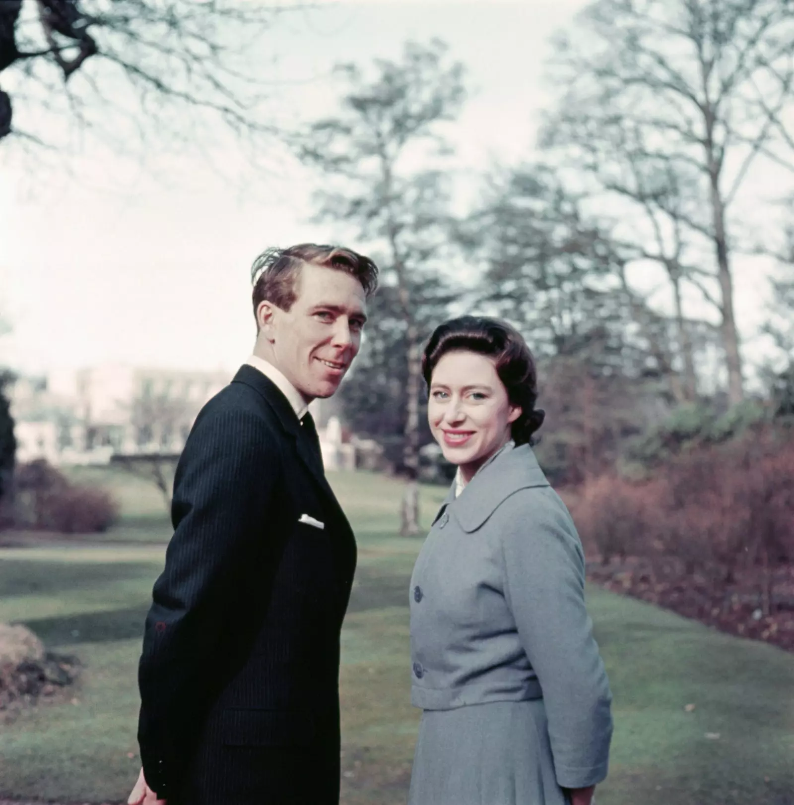Princeza Margaret i Anthony ArmstrongJones nakon što su objavili zaruke.