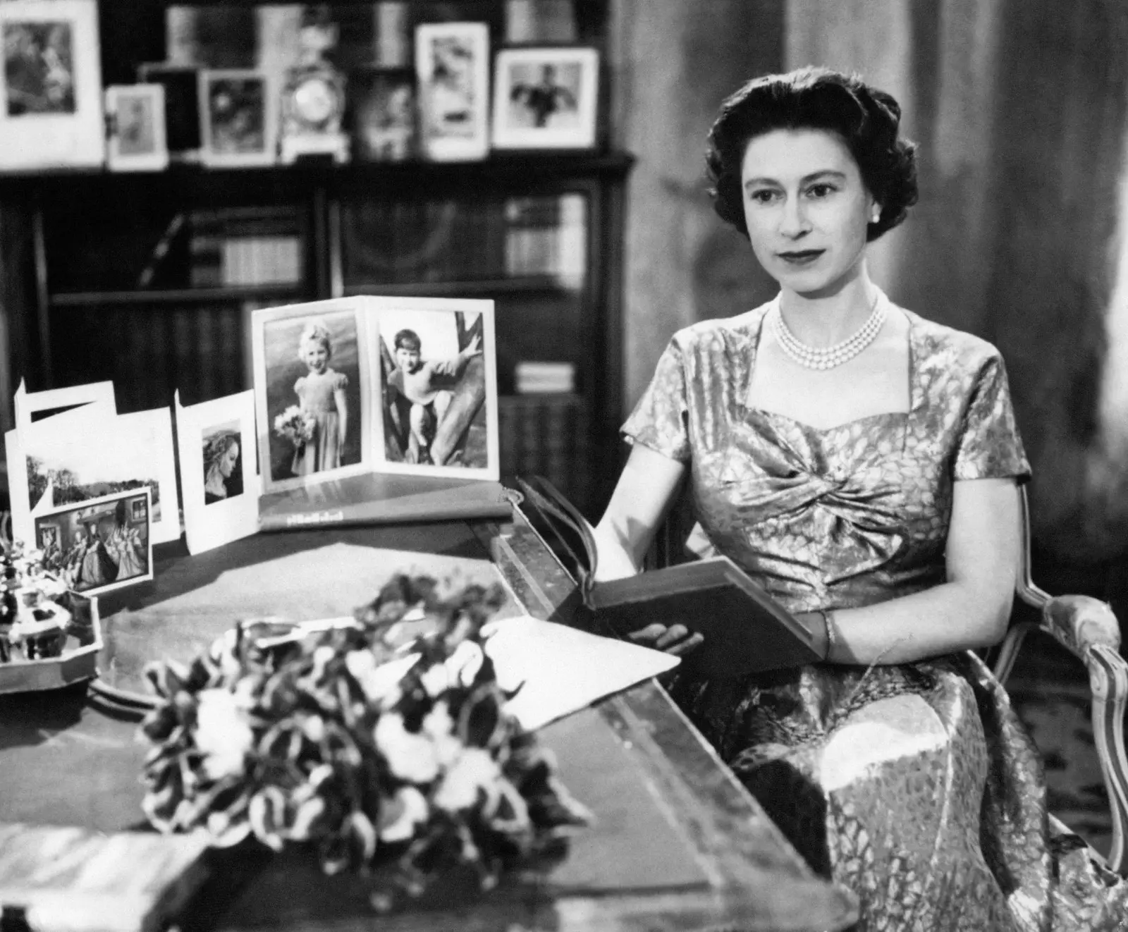 Beeld van Elizabeth II by Kersfees 1957 waarin sy haar eerste Kerstoespraak gehou het wat op televisie uitgesaai is.