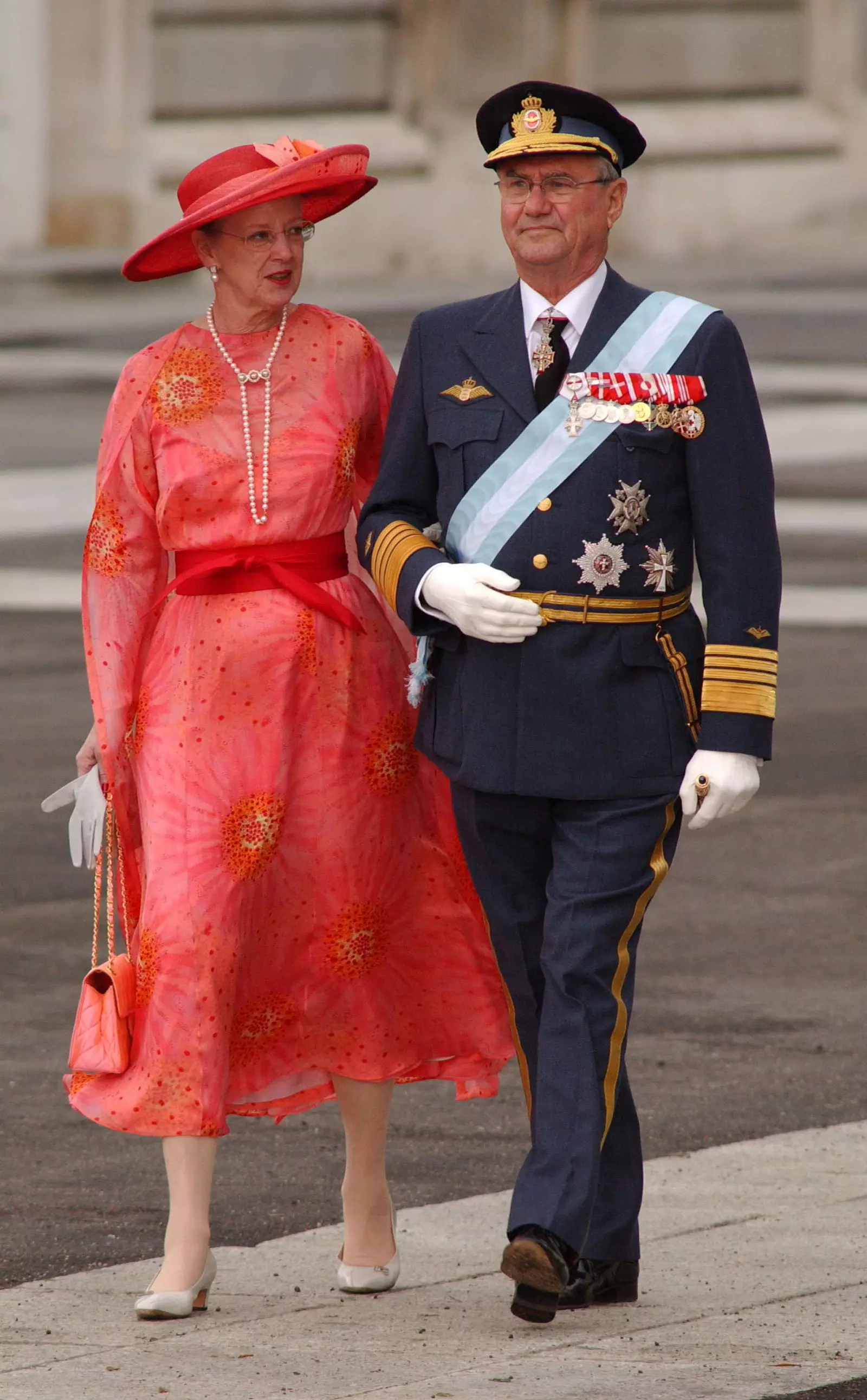 Dánska kráľovná Margaret a jej manžel princ Henry na kráľovskej svadbe vtedajšieho princa Filipa Bourbonského a...