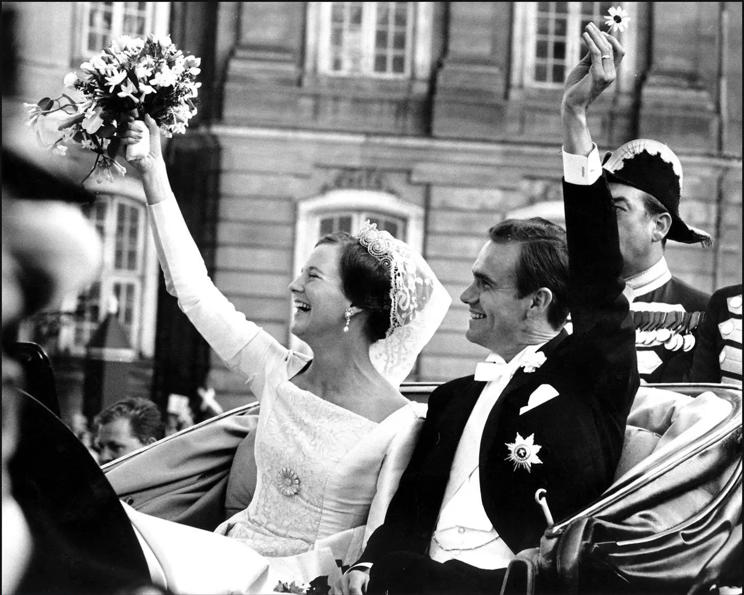 Margherita di Danimarca ed Enrique de Monpezat salutano il giorno del loro matrimonio a Copenaghen nel 1967