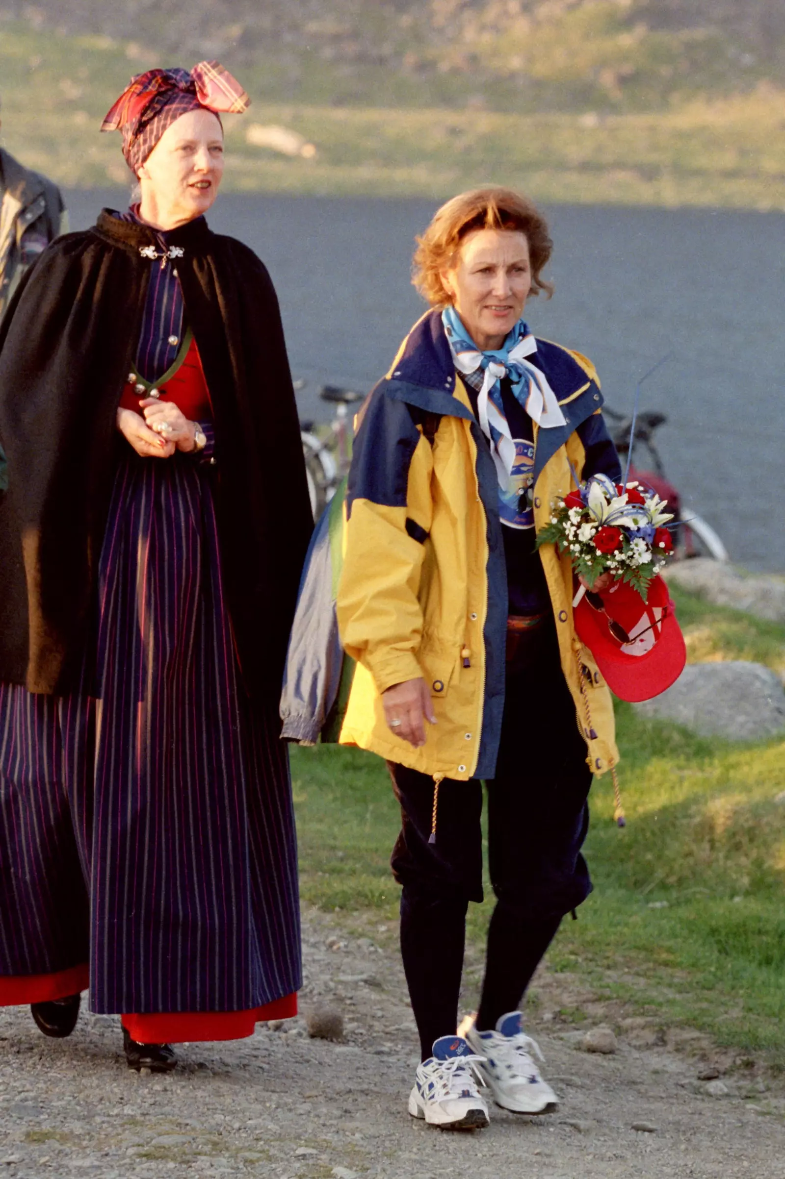 La regina Margrethe II in visita alle Lofoten durante una crociera in Norvegia.