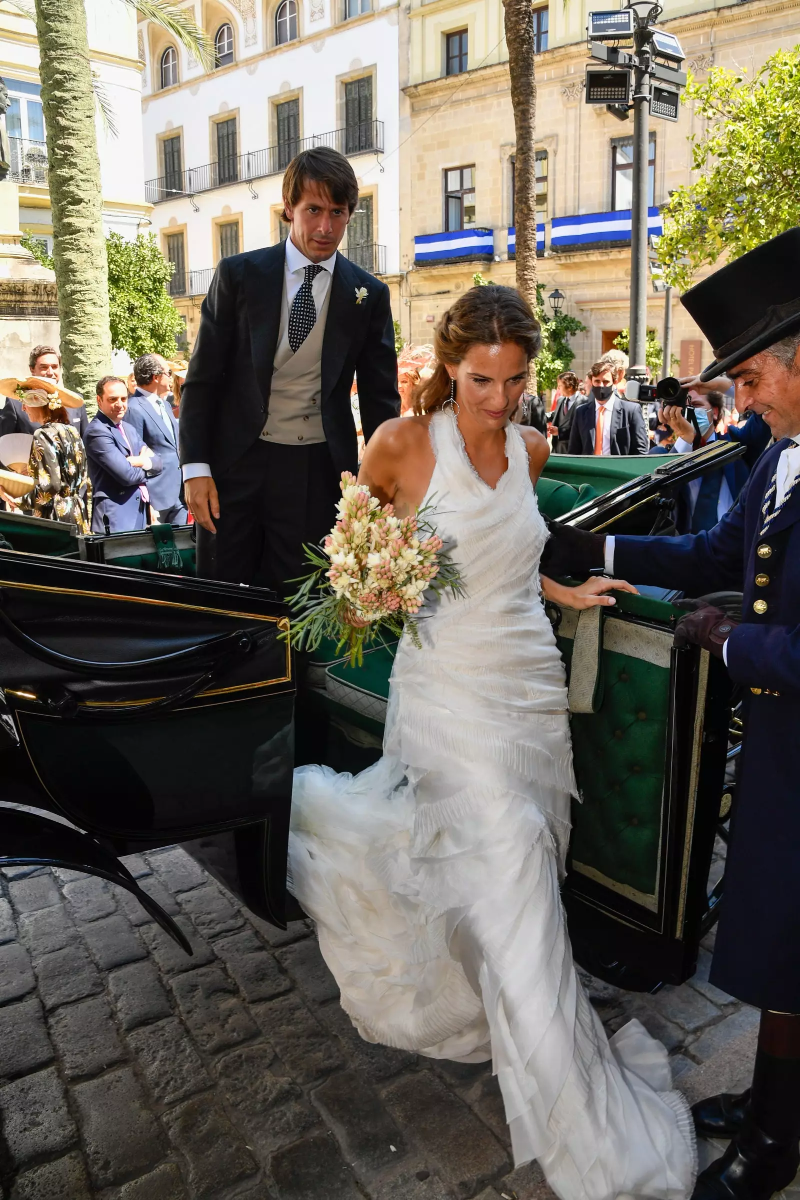 Carlos Cortina နှင့် Carla VegaPenichet တို့သည် ၎င်းတို့၏ မင်္ဂလာဆောင်ပွဲများကို စတင်ခဲ့ကြပြီး မြင်းရထားမှ ဆင်းခဲ့ကြသည်...