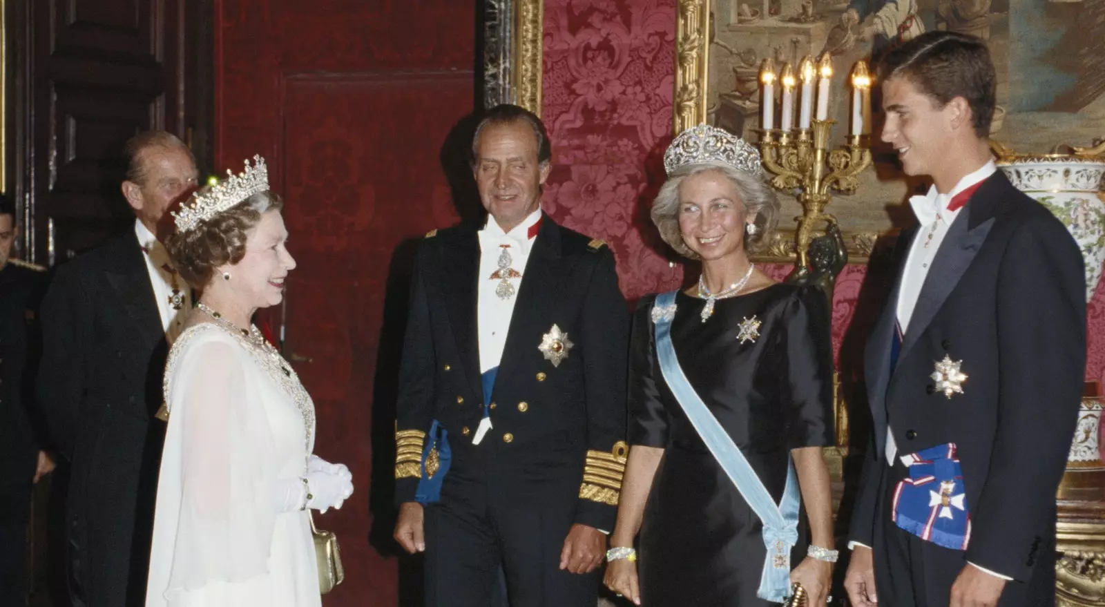 De kening en keninginne fan Grut-Brittanje en Spanje beselskippe troch de Prins fan Asturias yn 1988.