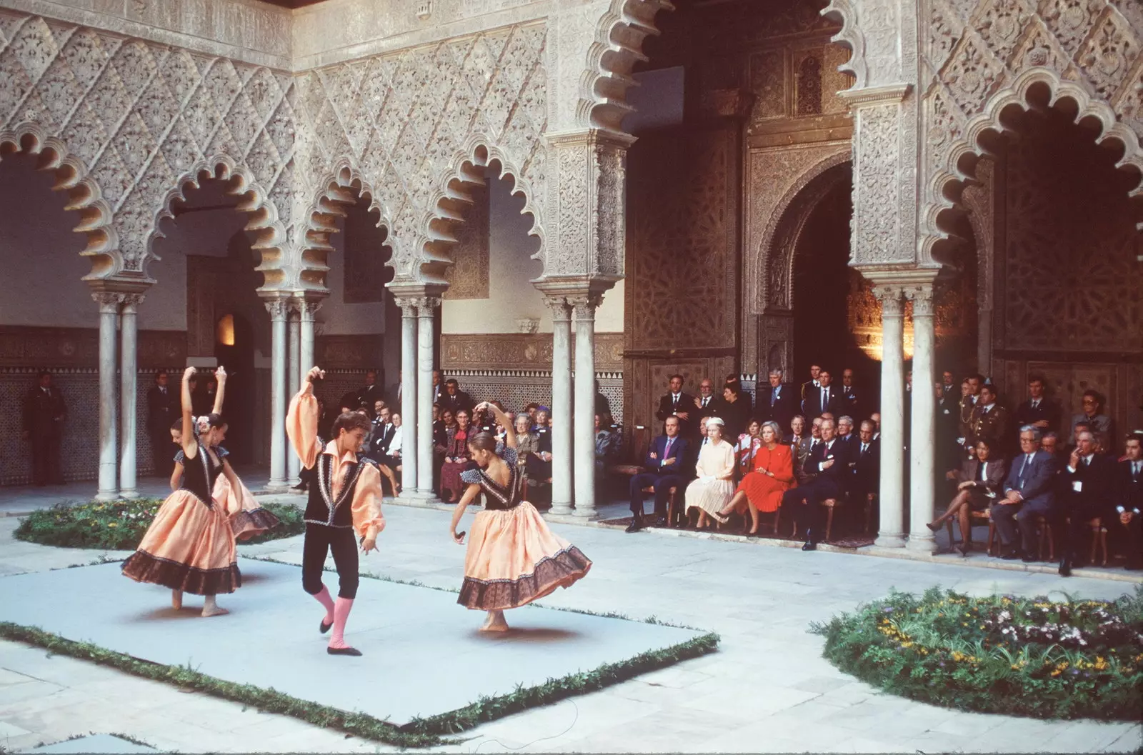 Keninginne Elizabeth en Philip fan Edinburgh yn Sevilla tidens harren steatsbesite yn 1988. GETTY