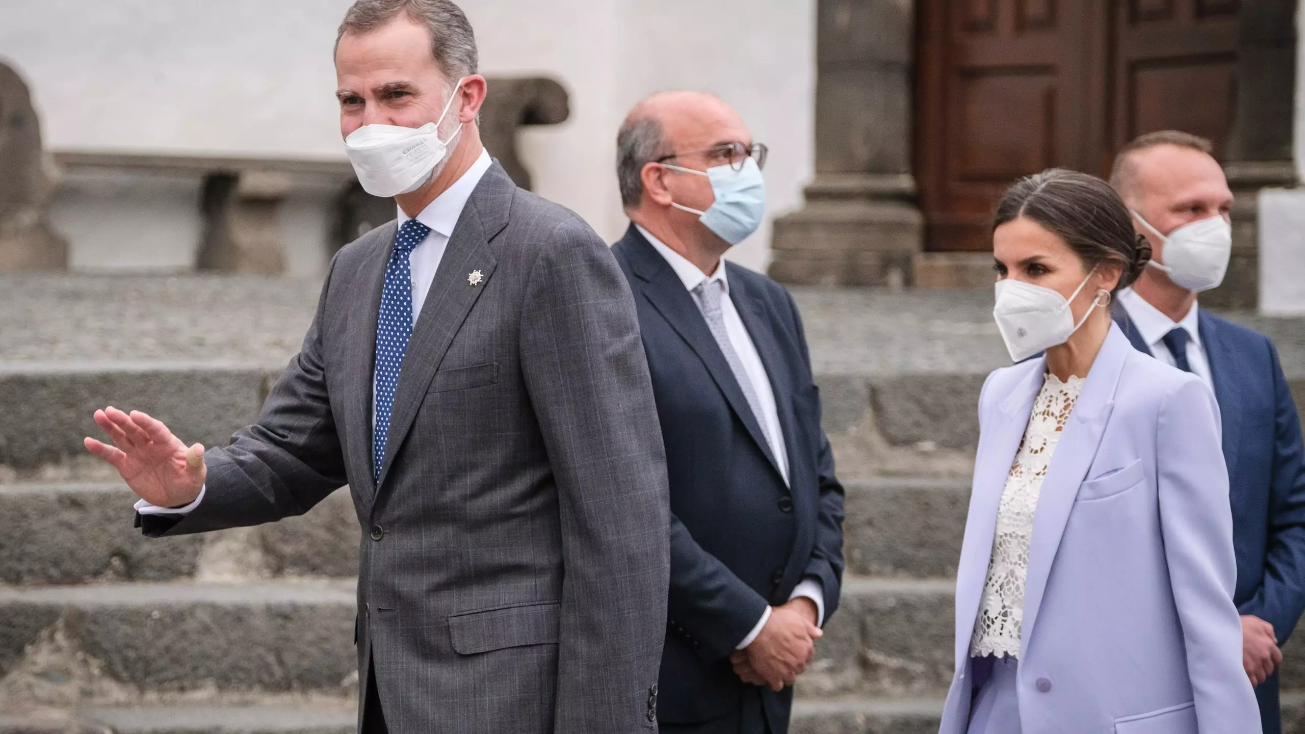 De keningen Felipe en Letizia yn 'e earbetoan oan' e foarbyldige aard fan 'e minsken fan La Palma.