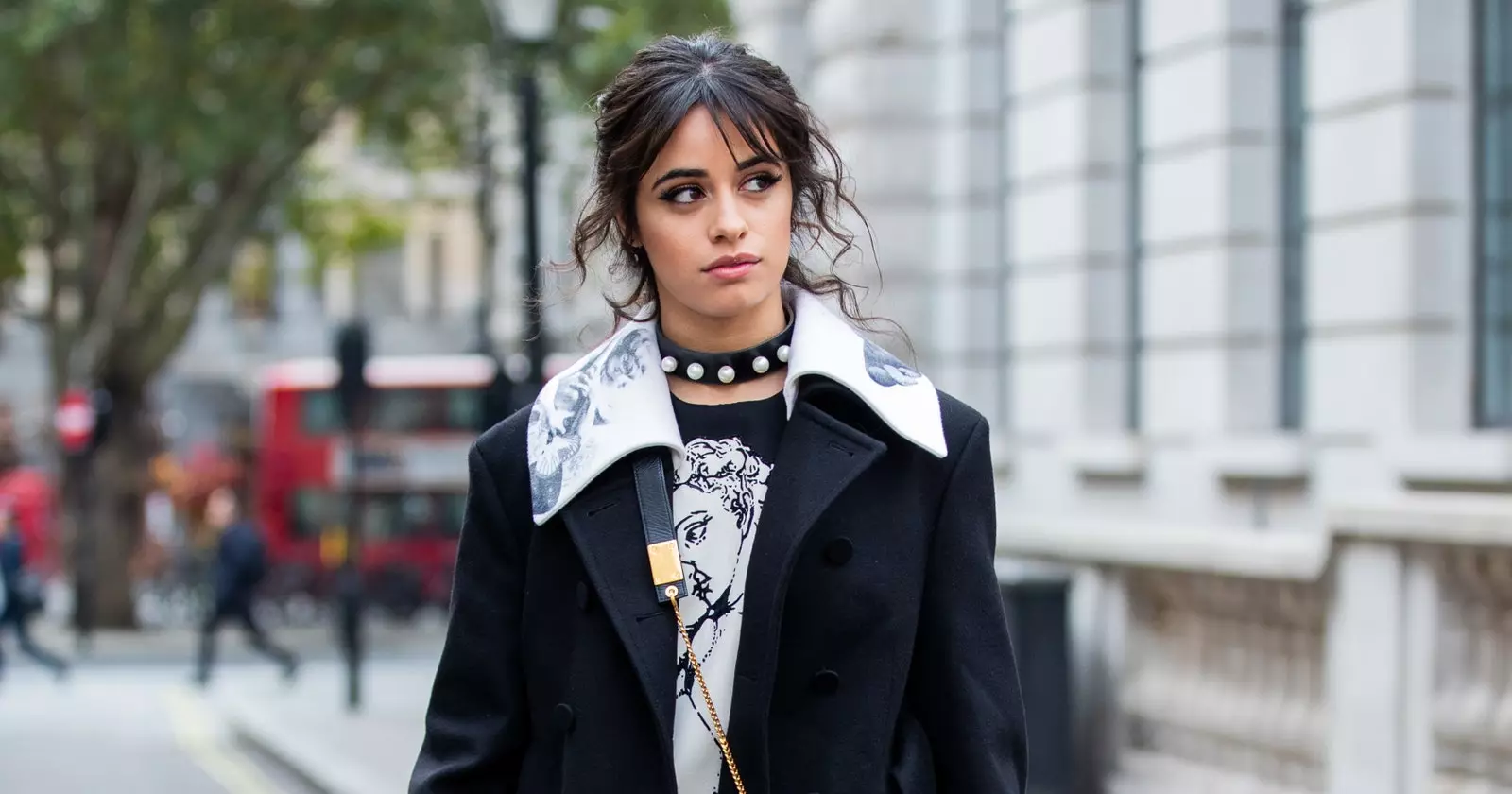 Camila Cabello em Londres com 'look total' de Valentino.