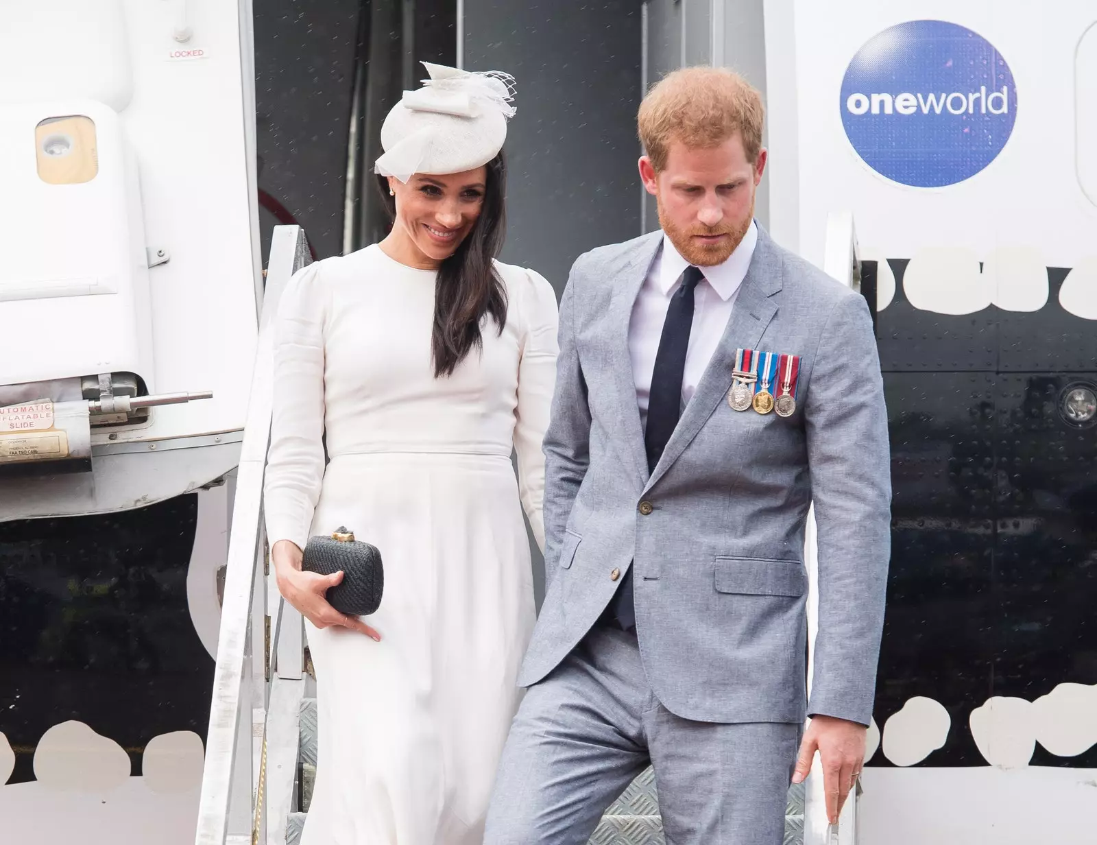 Meghan Markle nháy mắt với Lady Di và Elizabeth II khi họ đến quần đảo Fiji