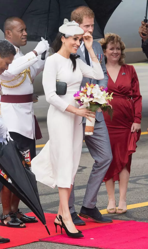 Meghan Markle mengedipkan mata kepada Lady Di dan Elizabeth II pada saat kedatangan mereka di Kepulauan Fiji