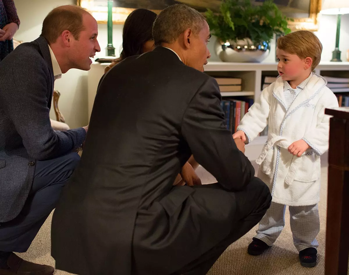 Prins George yn pyjama groet de presidint fan 'e Feriene Steaten yn in pak en strik.