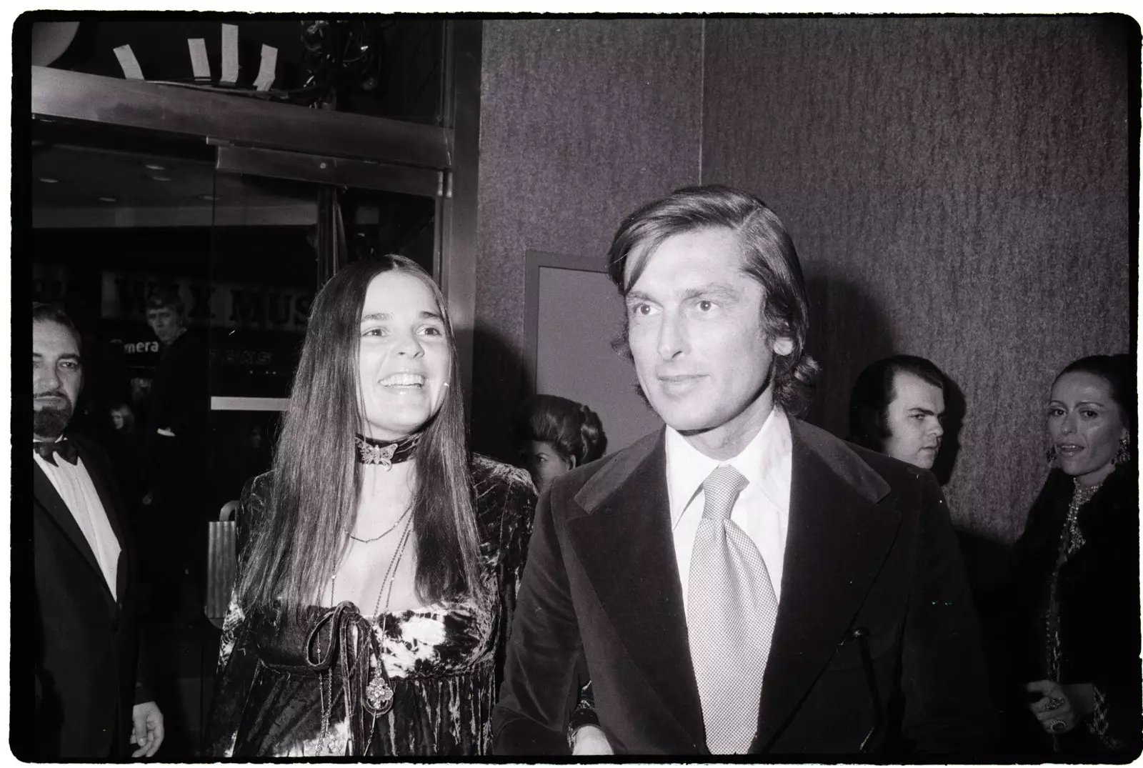 Ali MacGraw a Robert Evans yn y perfformiad cyntaf o Love story.