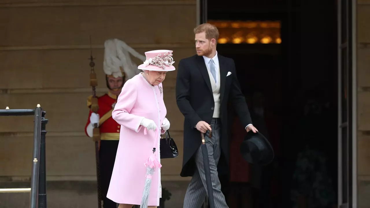 Принцот Хари, при посетата на Елизабета Втора: