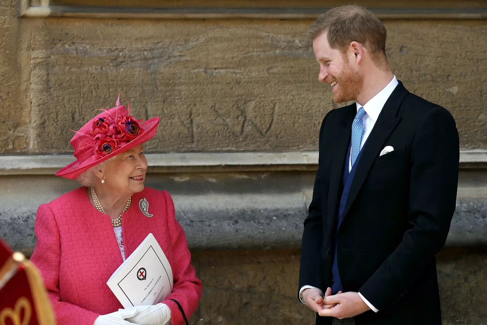 Bild kann enthalen Kleedung Apparel Elizabeth II Hut Mënschlech Persoun Tie Accessoiren Accessoire Kostüm Mantel an Overcoat