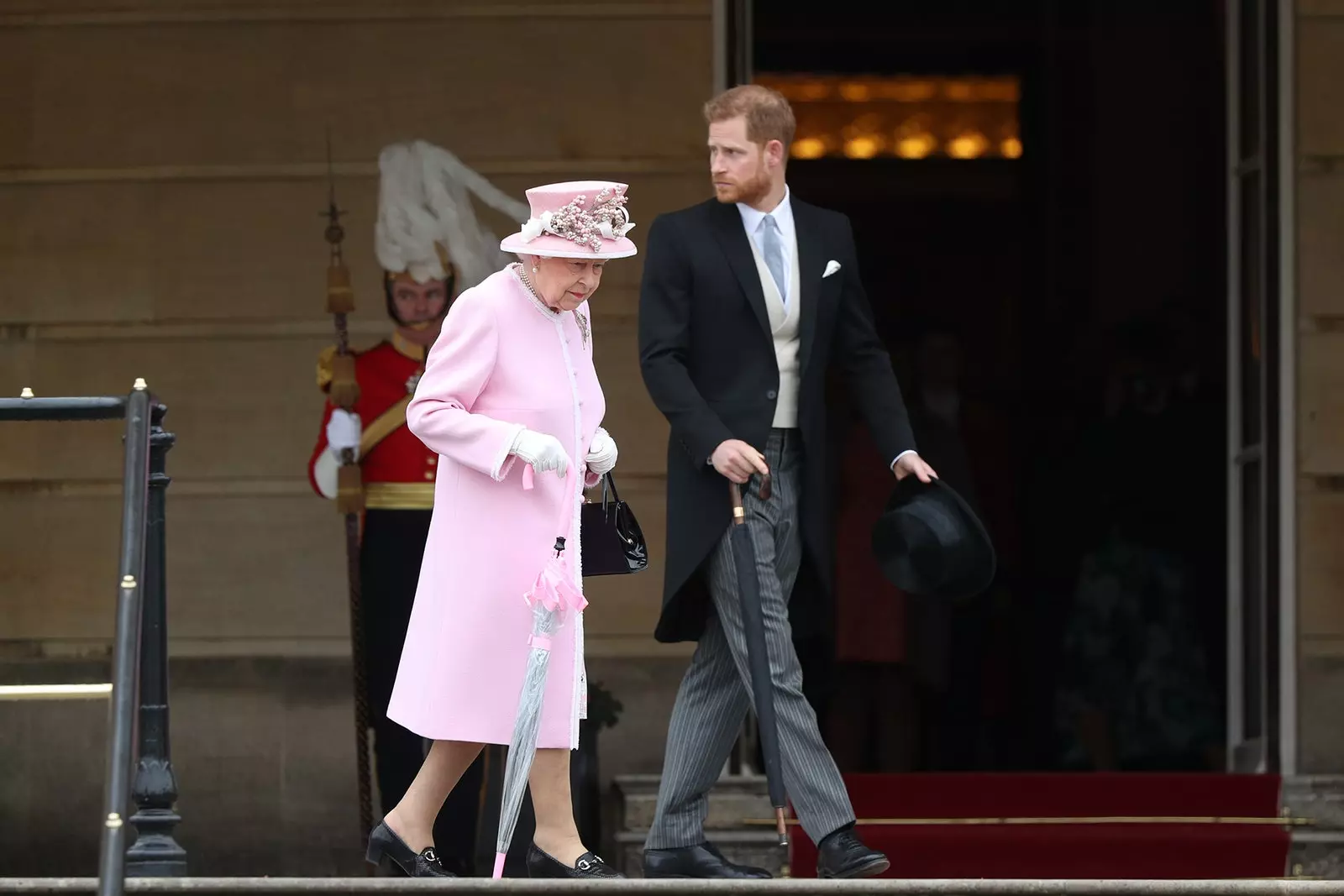 Изображението може да съдържа Принц Хари, херцог от Съсекс, облекло, облекло, облекло, облекло, обувки и палто за човешко лице Елизабет II
