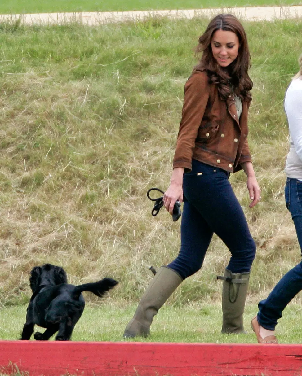 La duchessa Kate Middleton con l'animale domestico della famiglia Lupo.