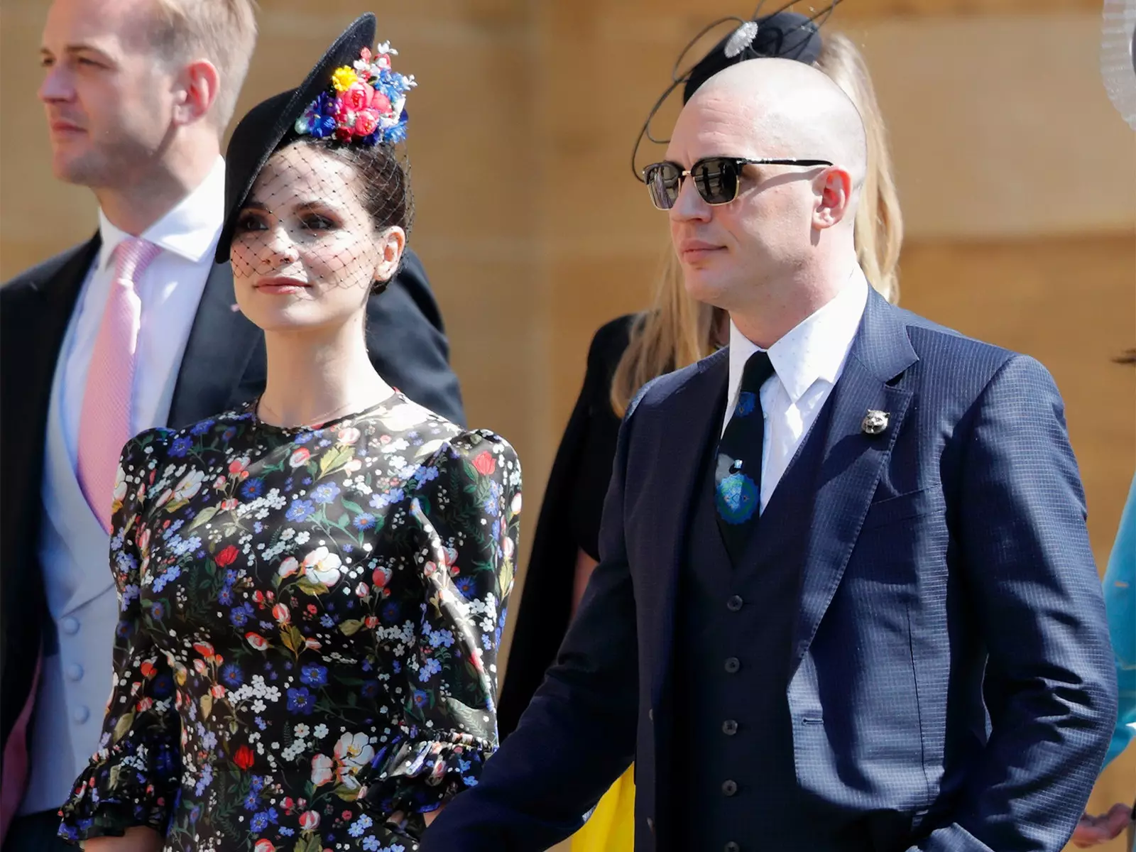 Tom Hardy với vợ Charlotte Riley trong đám cưới của Harry và Meghan