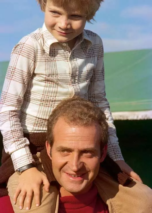 Re Juan Carlos con suo figlio il principe Felipe fotografato a Malpica in Spagna nel novembre 1974