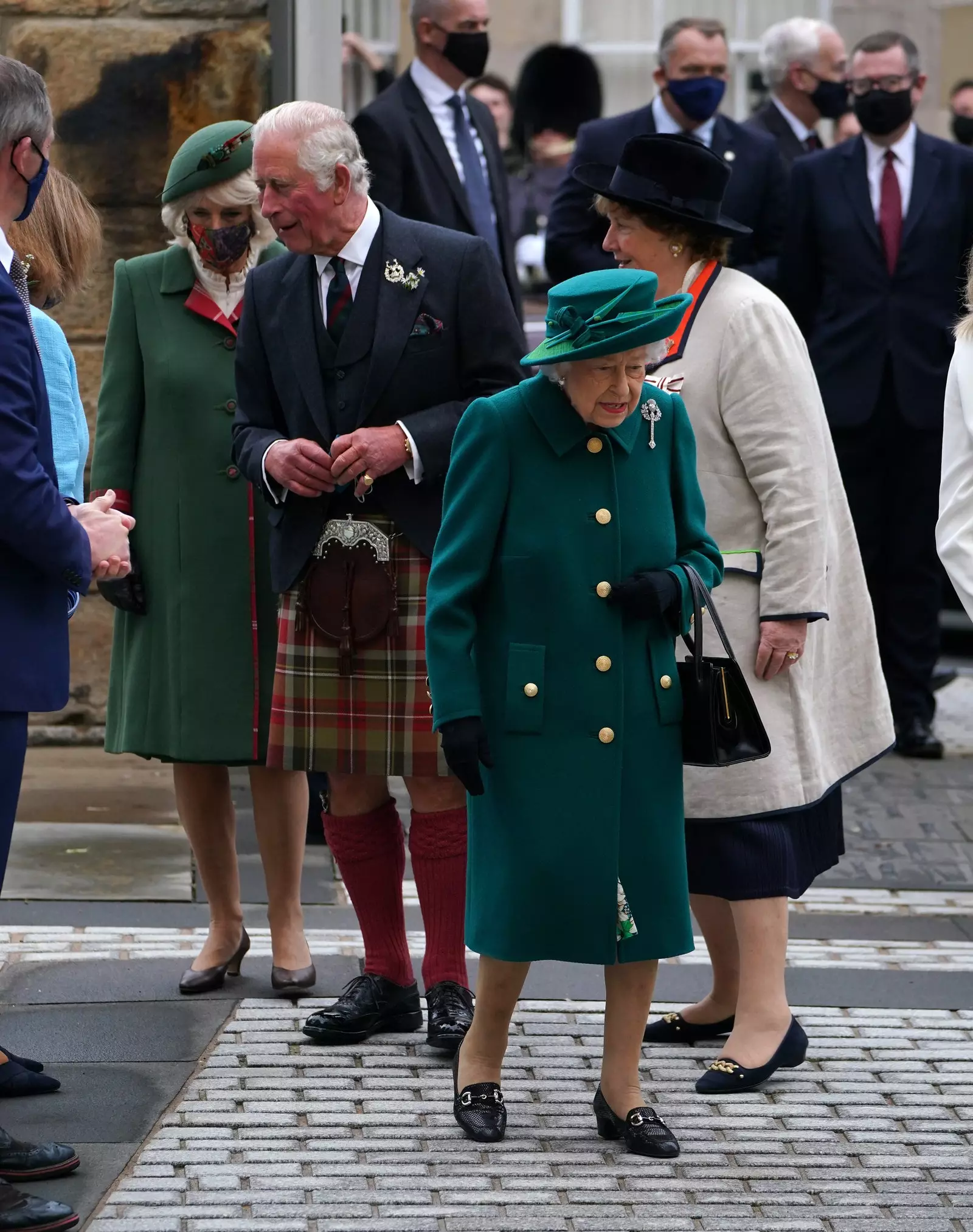 Erzsébet királynő, a walesi herceg és a Rothesay hercegeként ismert cornwalli hercegnő, amikor...