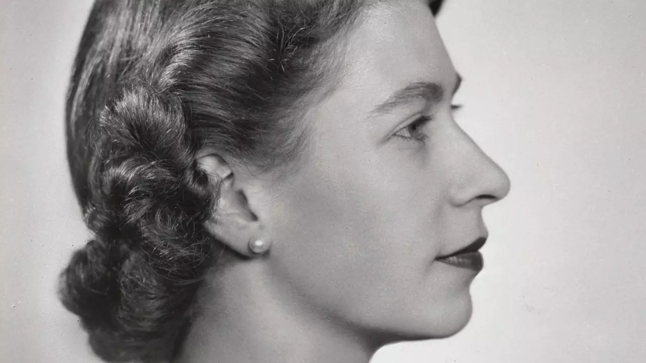 Priča o prvoj pozi Elizabete II kao kraljice (prije 70 godina): bez tijare i fotografirana od strane žene