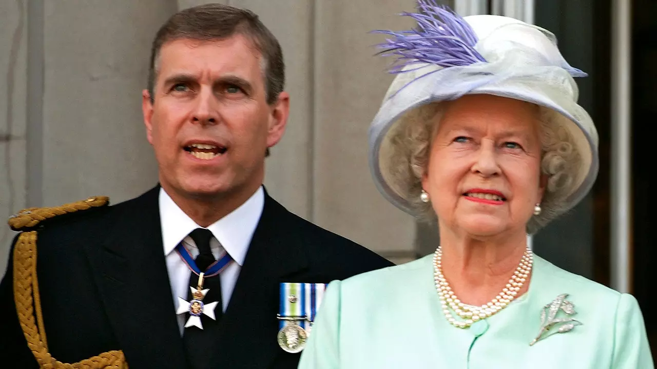 Dronning Elizabeth II og prins Andrew, hertugen af York, ser fly forbi over Mall of British og US 11. Verdenskrig...