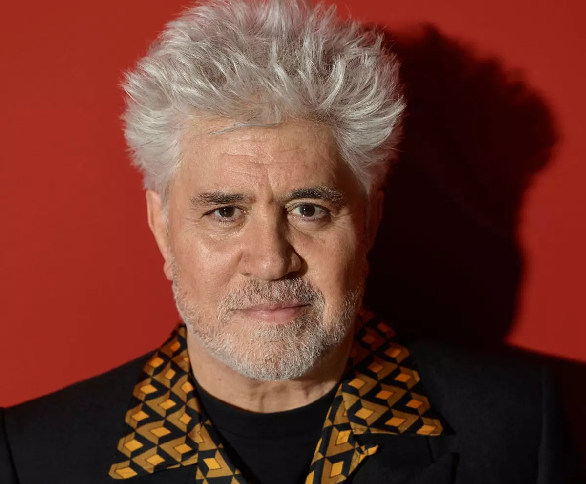 Popeth am famau biolegol a mabwysiadol gwledig a threfol da ac ofnadwy Almodóvar...