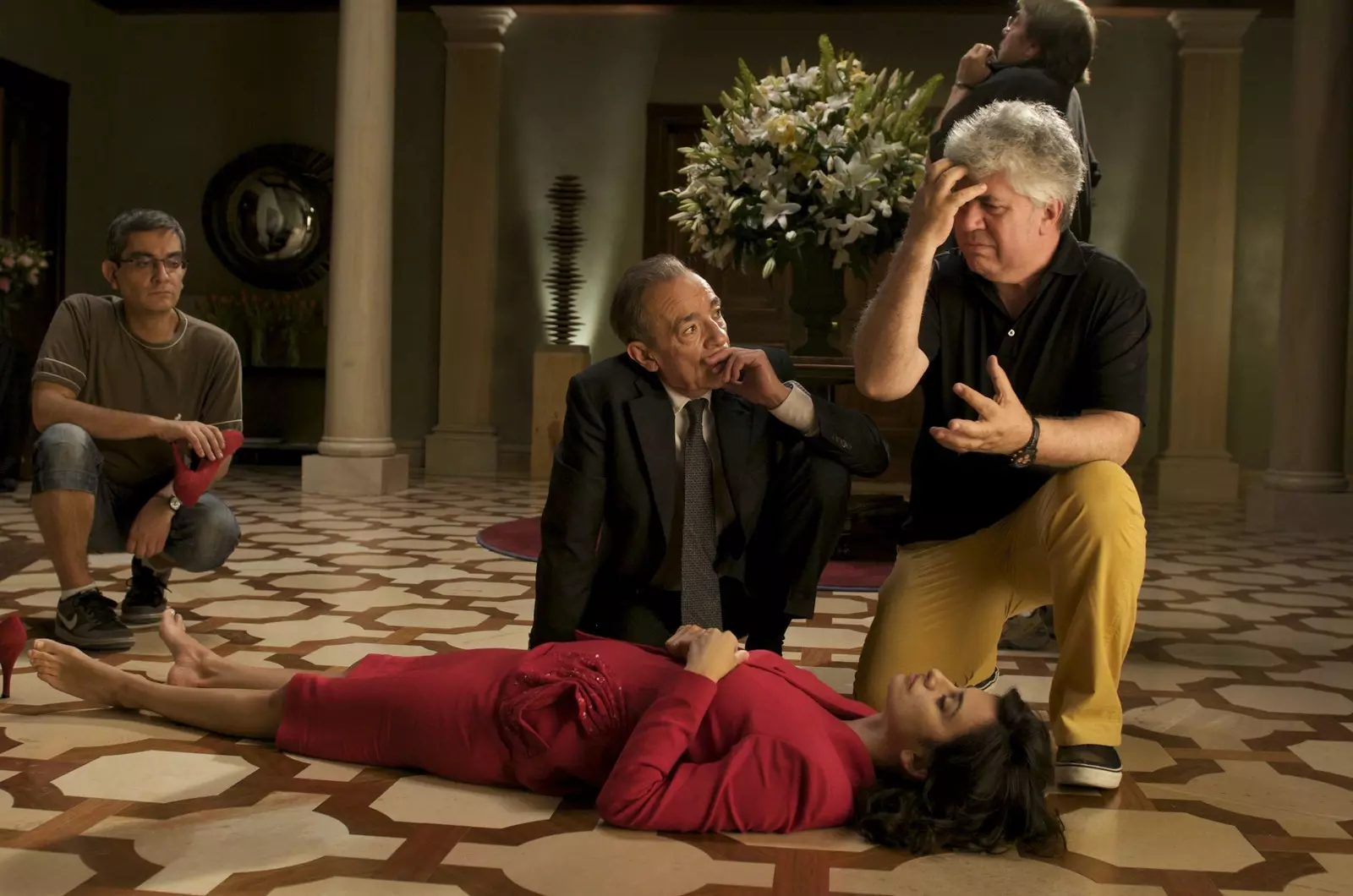 “Döwülen gujaklarda” Pedro Almodóvar Penlope Cruz we Jose Luis Gomez.