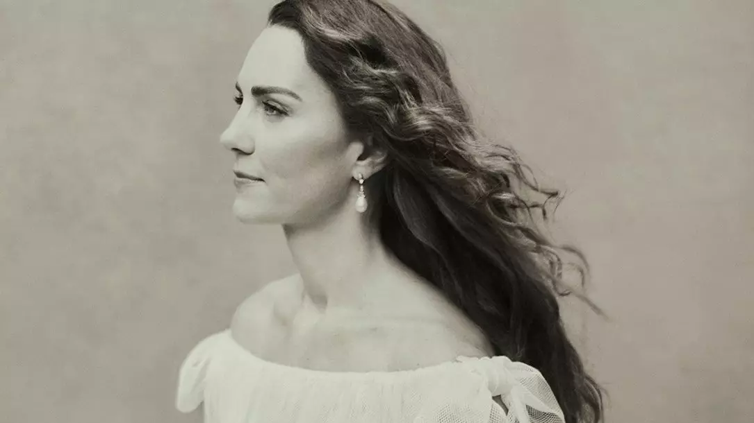 Kate Middleton membuat dampak dalam potret barunya: gaun oleh Alexander McQueen, seorang fotografer mode dan perhiasan oleh Elizabeth II dan Diana