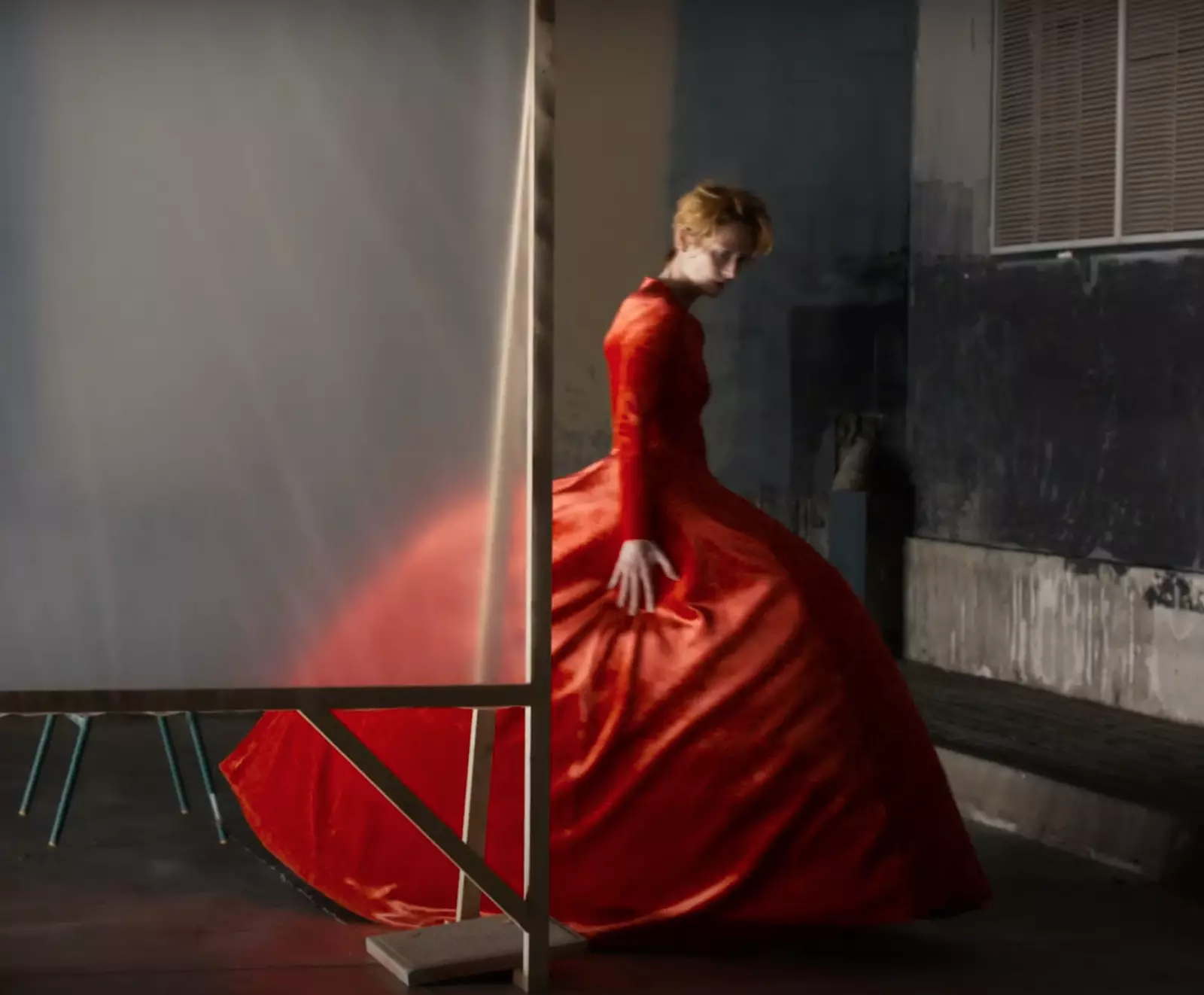 Tilda Swinton ta fara yin ado da Balenciaga a matsayin yarinya Almodóvar mai jin Turanci ta farko.