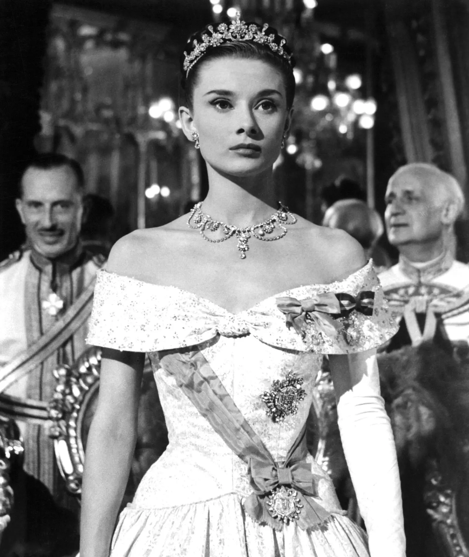 Audrey Hepburn në një nga skenat e ‘Roman Holiday’ e veshur me një fustan mbrëmjeje.