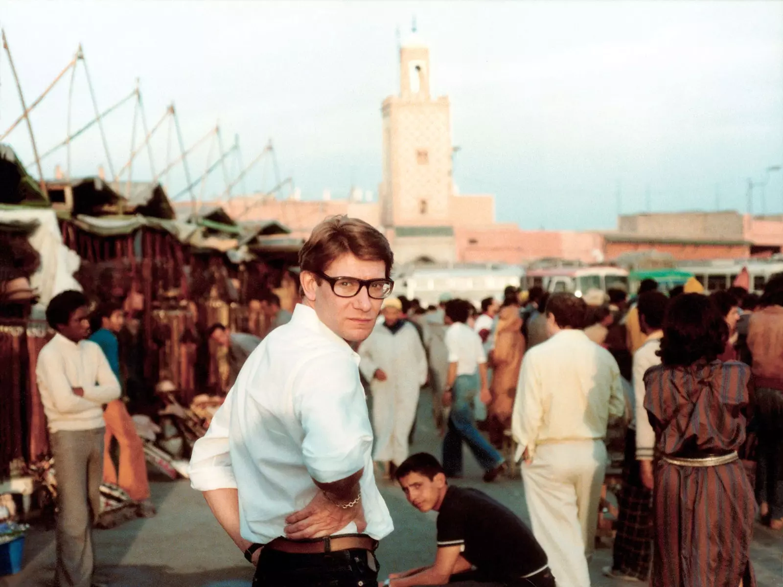 Yves Saint Laurent photographié sur la place Jemaa el Fna à Marrakech, au Maroc, le pays où il a vécu le plus...