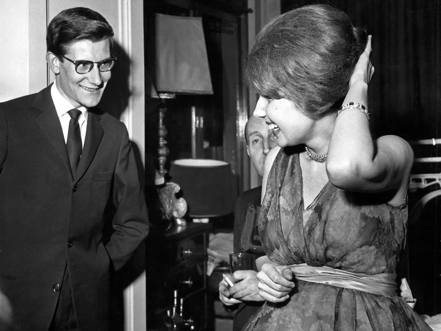 De hertogin van Alba met Yves Saint Laurent in het Liria Palace in 1959.