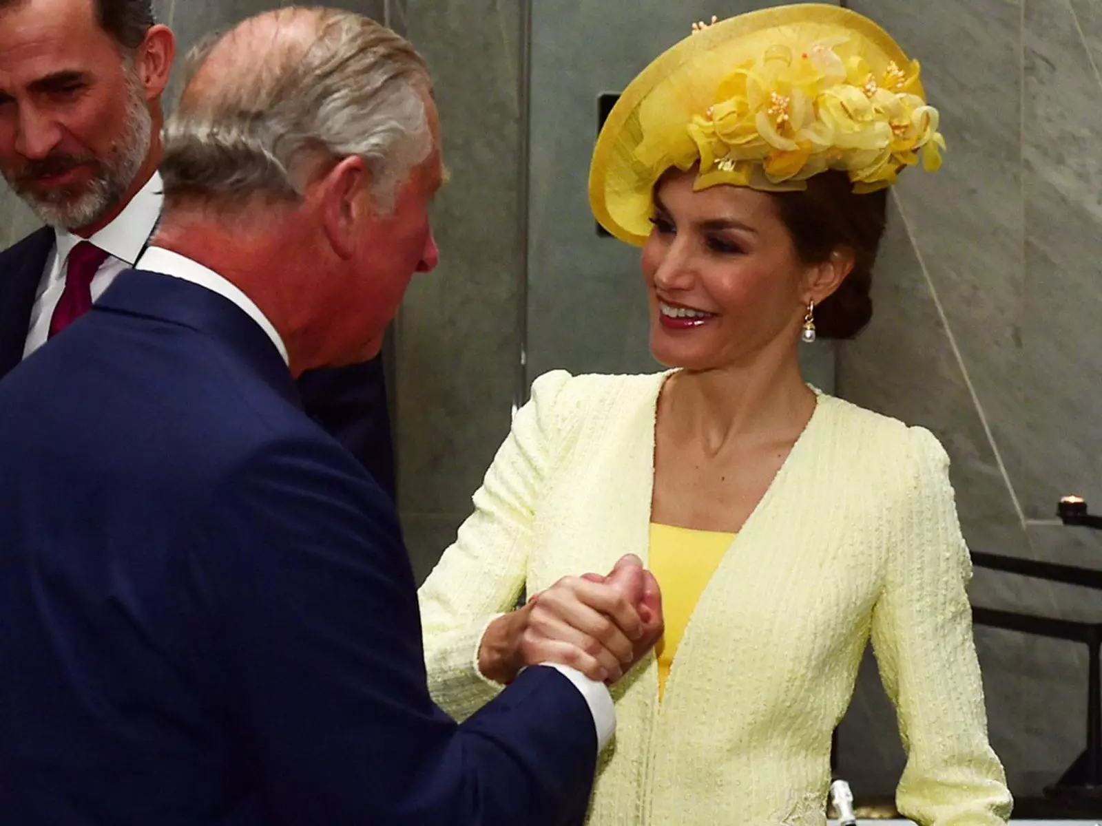 Ratu menyapa Pangeran Charles