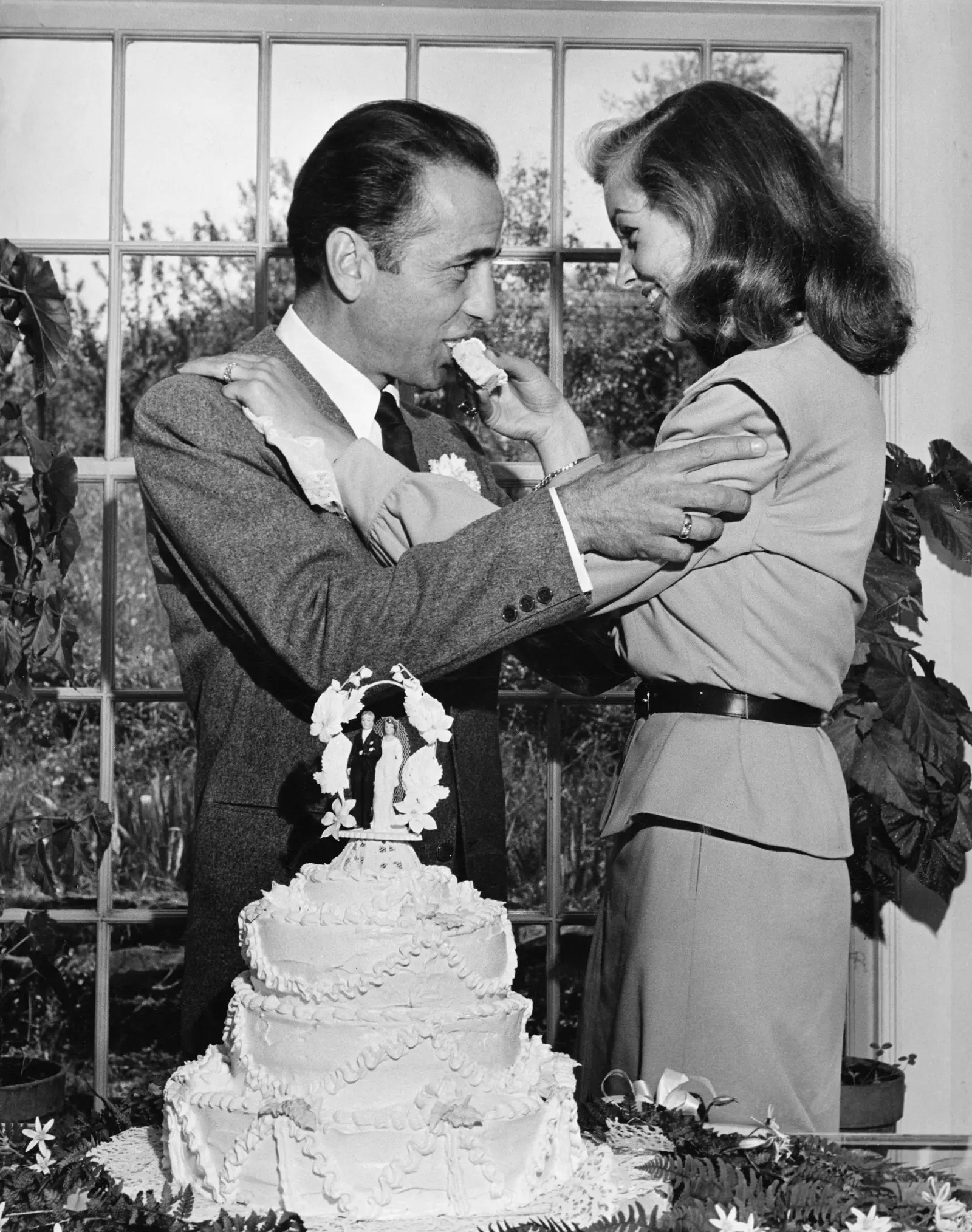 Bogart en Bacall met hul troukoek.