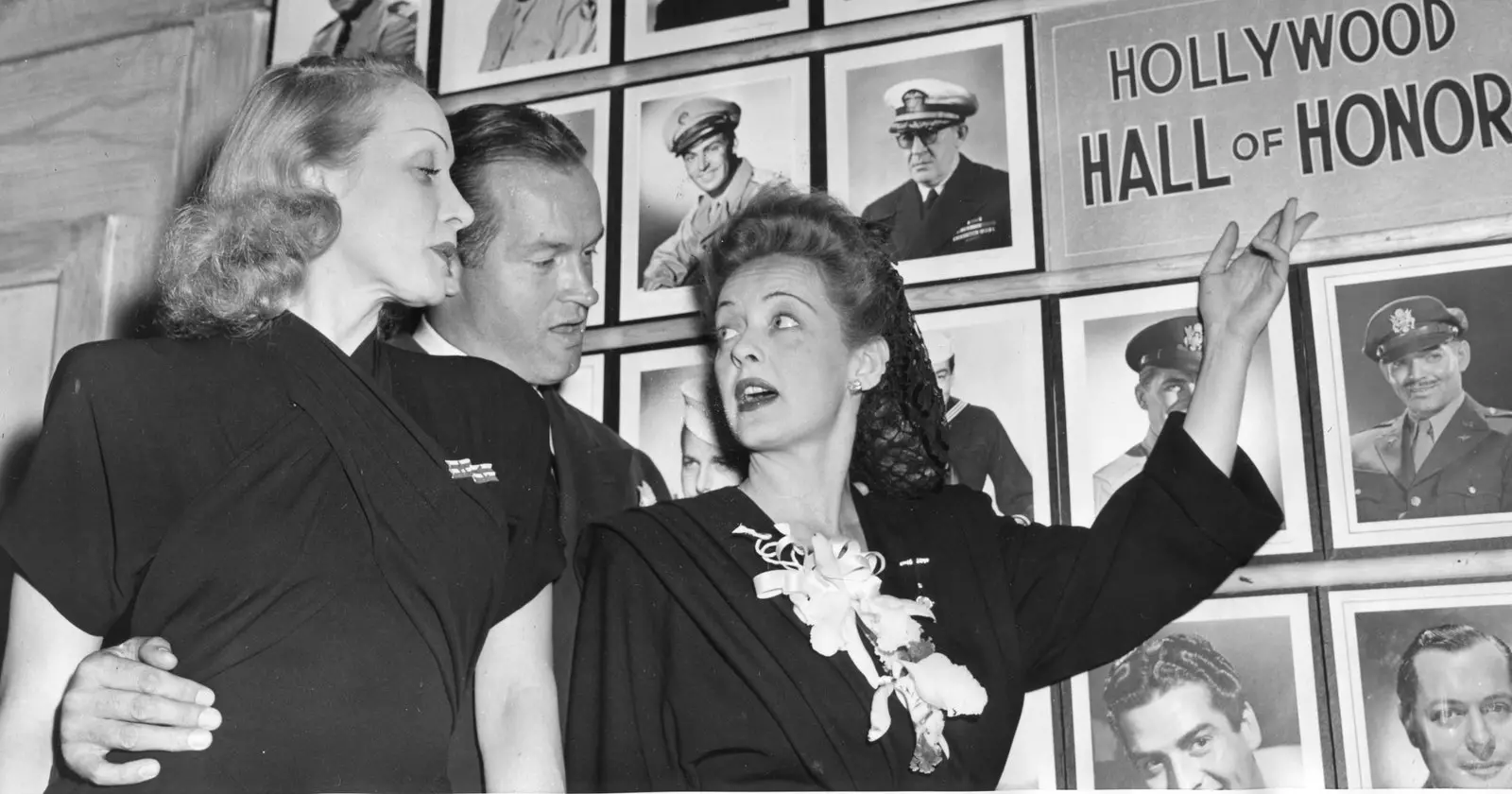 Marlene Dietrich Bob Hope e Bette Davis davanti al muro che celebrano i soldati di Hollywood all'Hollywood Canteen.