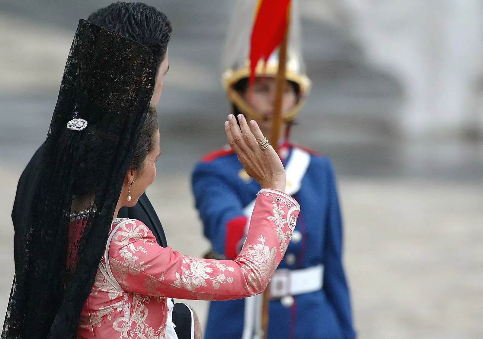 Részlet a brossról, amelyet az Infanta Elena használt bátyja esküvőjén.