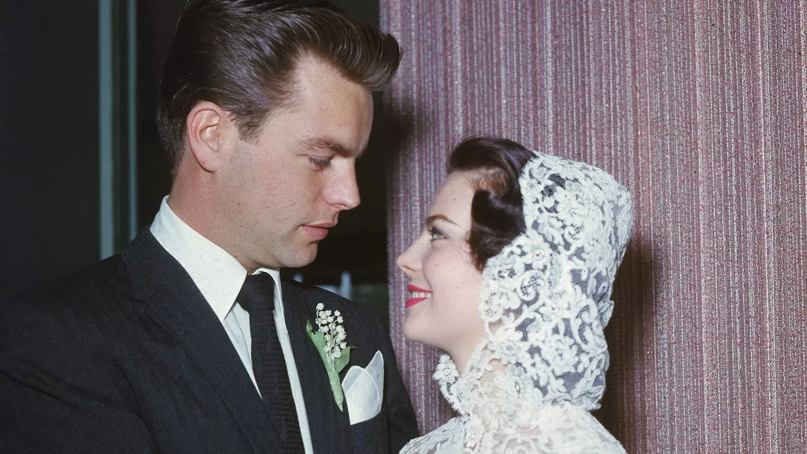 Robert Wagner en Natalie Wood bij hun huwelijk op 28 december 1957.