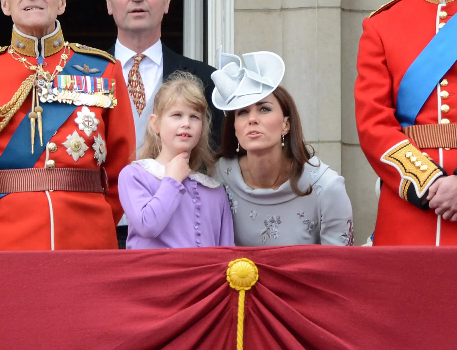 Mae Louise bob amser wedi cael perthynas agos iawn gyda William a Kate.