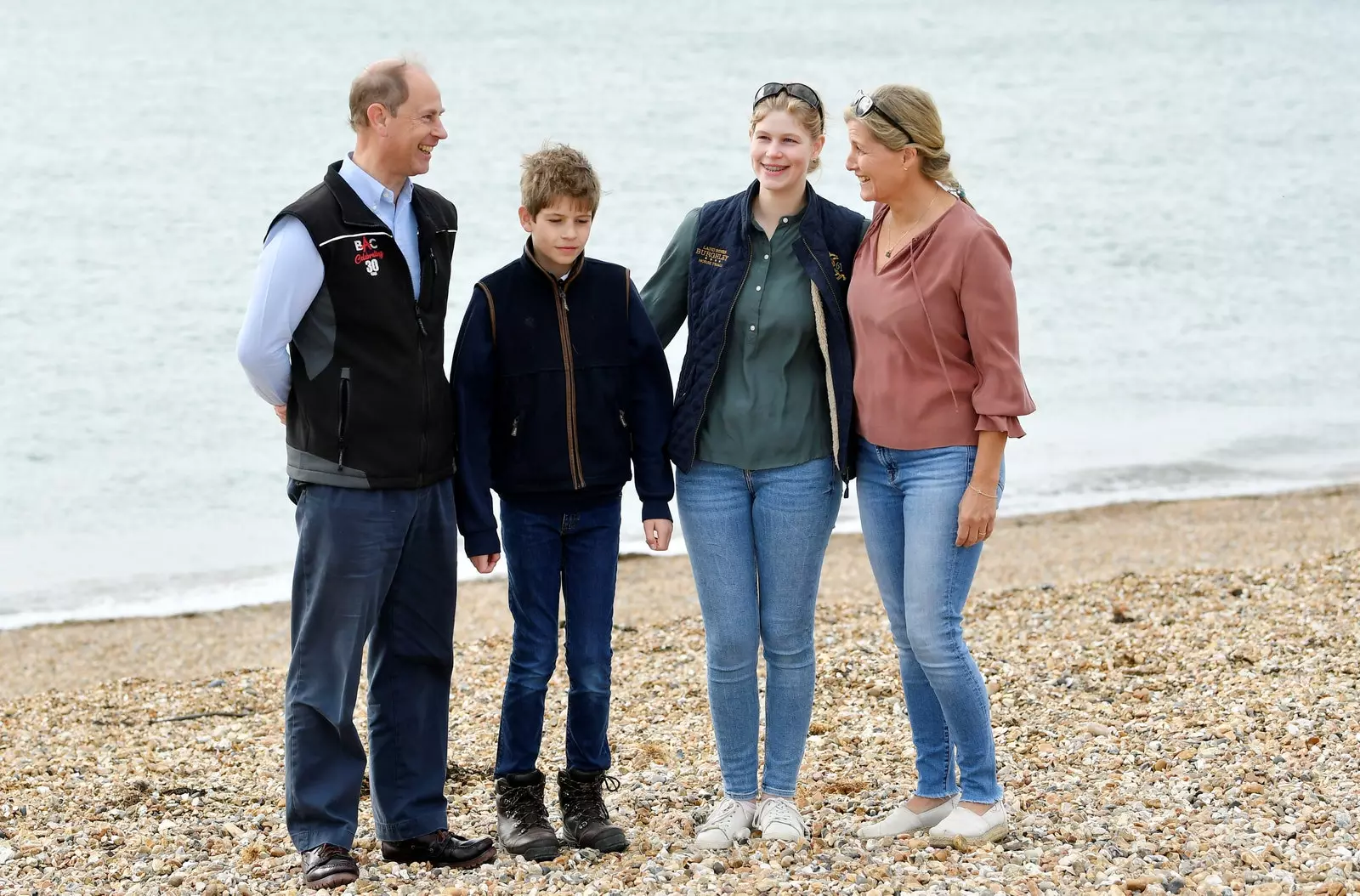 D'Louise, hire Brudder an hir Elteren hunn virun e puer Méint eng Plage aus Plastik gebotzt.