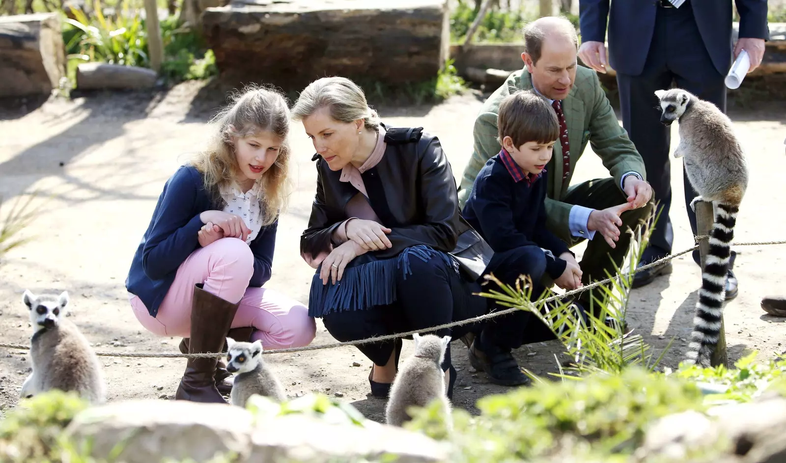 Ieirll Wessex gyda'u plant Louise a James.