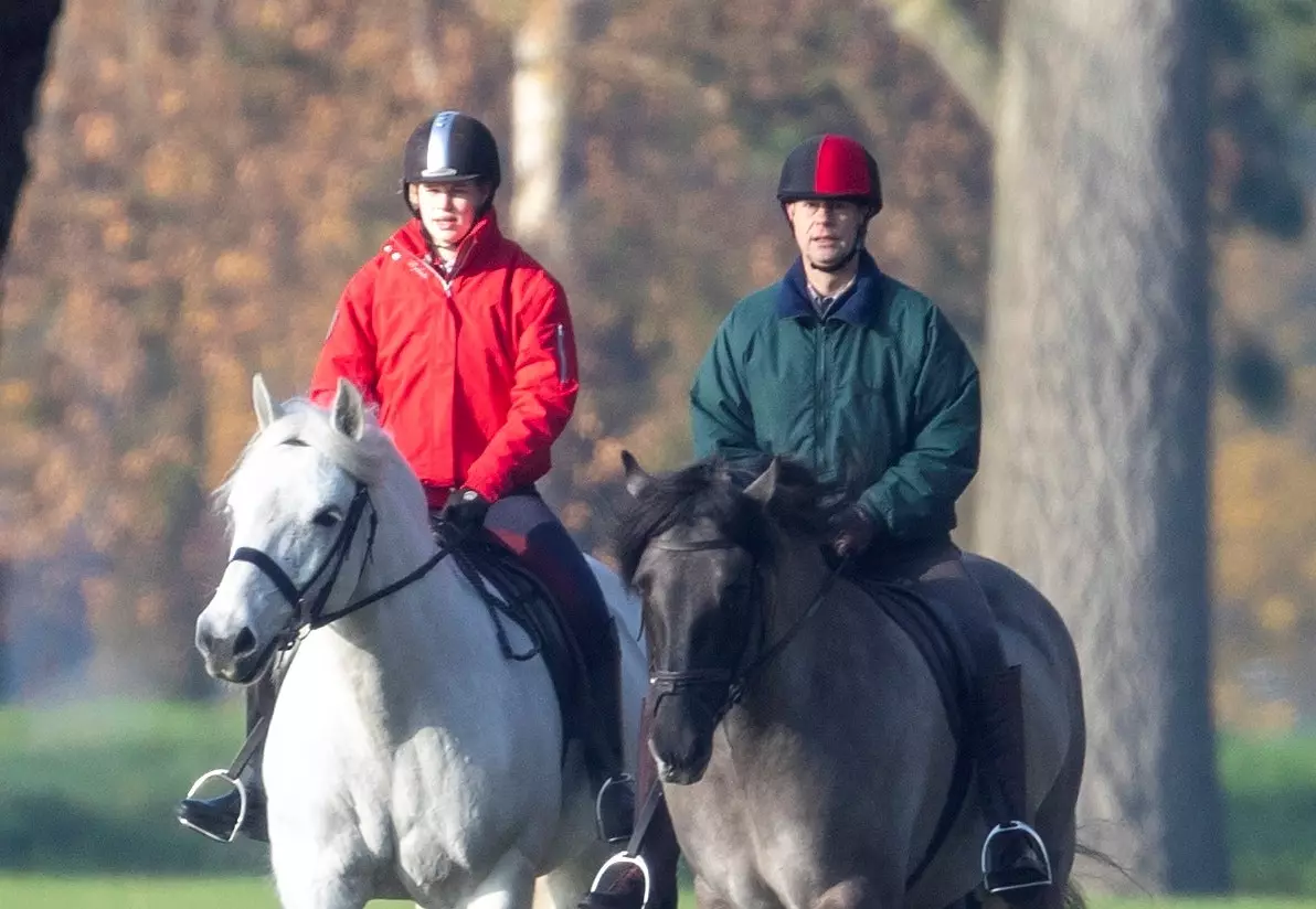 Lady Louise e o seu pai Edward a cabalo en Windsor.