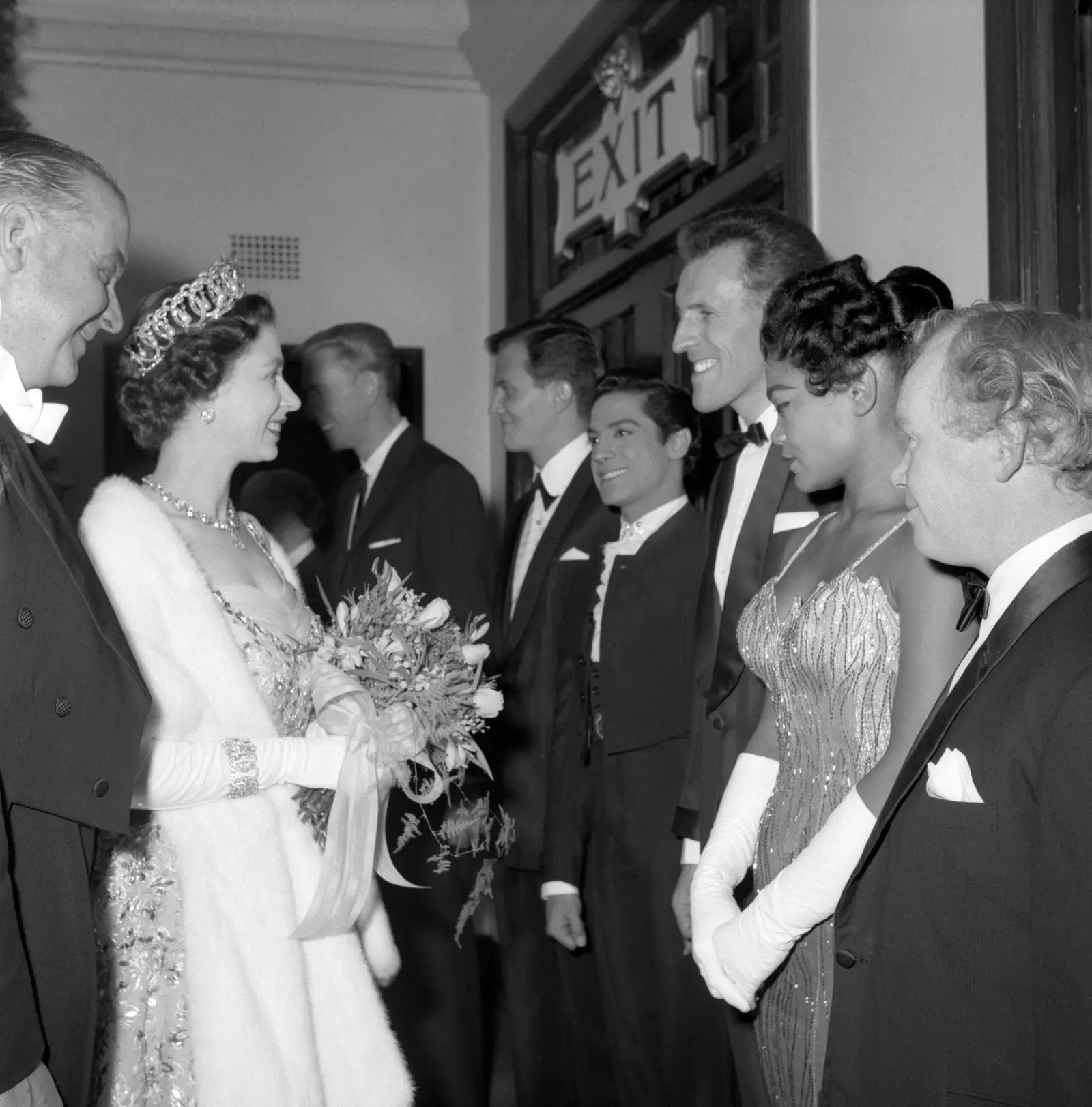 Malkia Elizabeth II akimsalimia Antonio baada ya onyesho la ballet yake kwenye ukumbi wa London Coliseum mnamo 1958.