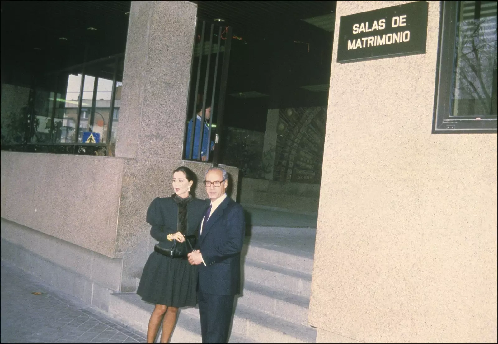 Isabel Preysler und Miguel Boyer an ihrem Hochzeitstag vor dem Eingang zum Gerichtsgebäude.