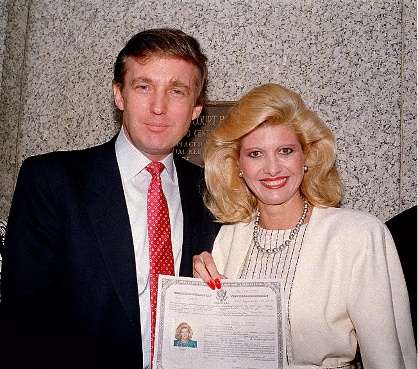 1988 में डोनाल्ड और इवाना ट्रम्प को अमेरिकी नागरिकता दिए जाने के ठीक बाद।