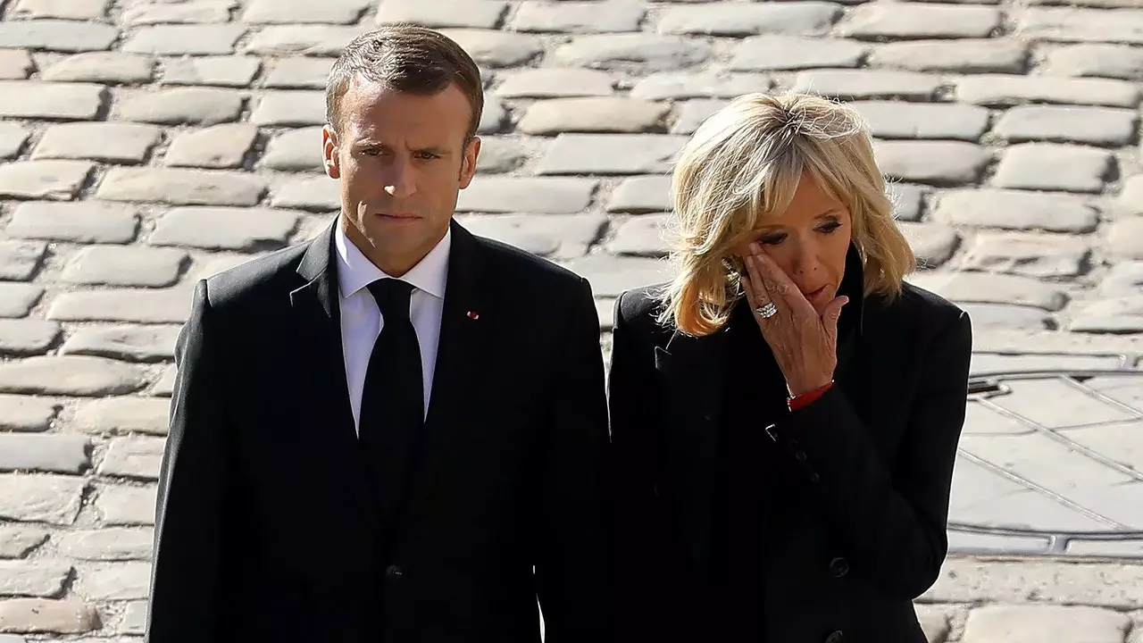 آل ماكرون ، في أسوأ أزماتهم الزوجية بعد نشر بعض الصور للرئيس الفرنسي مع بعض الشباب نصف عراة.