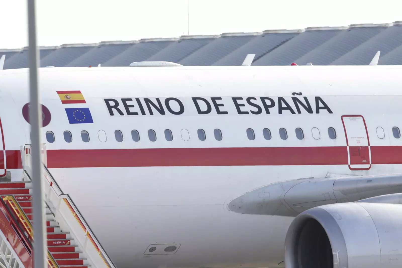 La aviadilo kiu transportas Don Felipe kaj Doña Letizia.