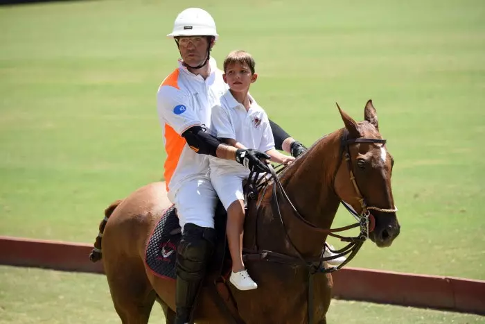 Luis Alfonso bere semearekin polo zelaian.