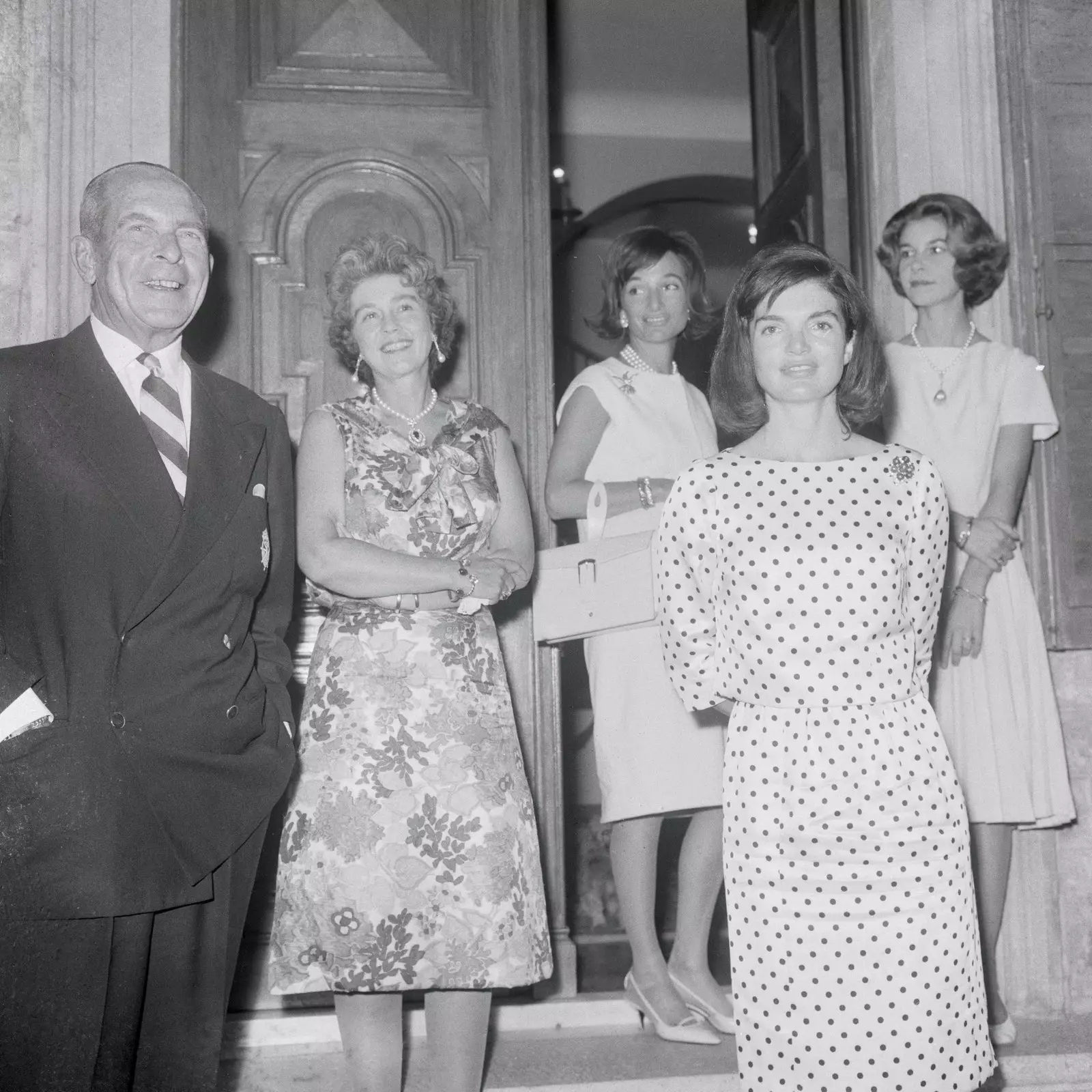 Wafalme Pablo na Federica wa Ugiriki wakiwa na Jackie Kennedy Lee Radziwill na Princess Irene huko Tatoi 1963