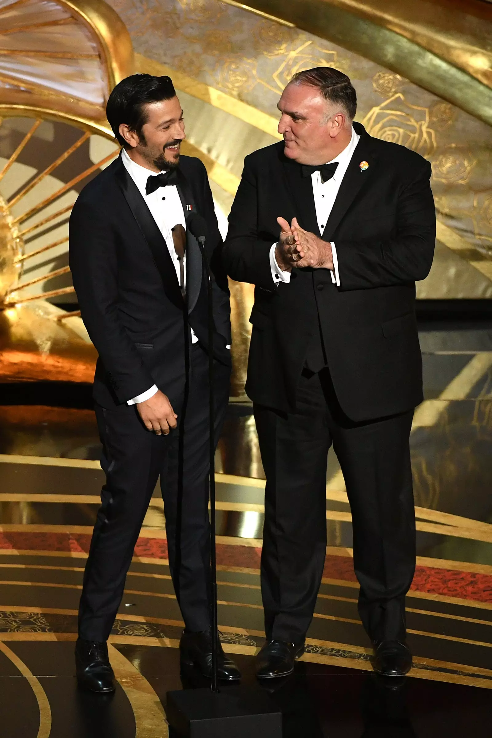 José Andrés bersama Diego Luna di Oscars 2019.