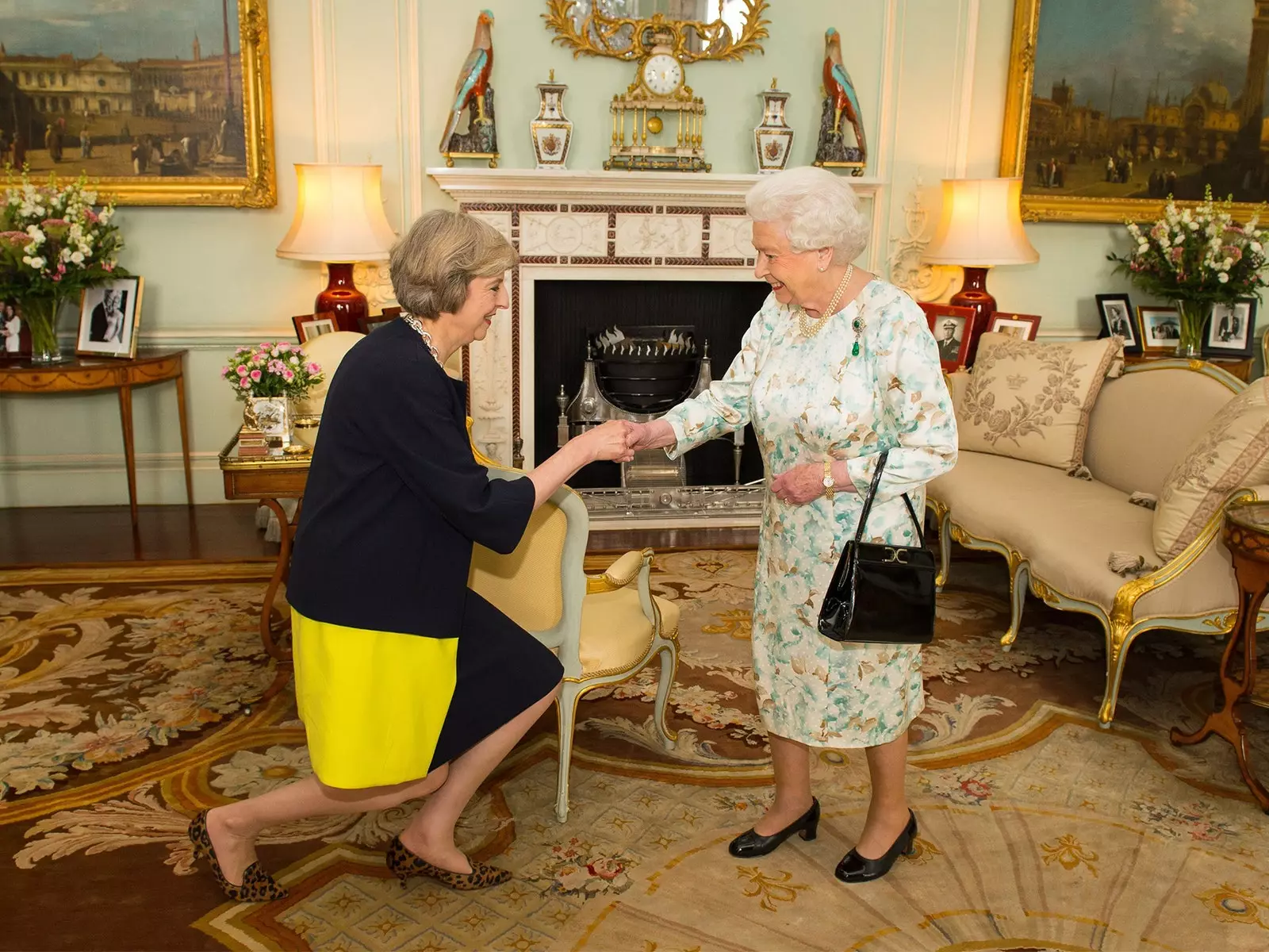 Theresa May hilser på Elizabeth II under en af hendes officielle udsendelser i Buckingham