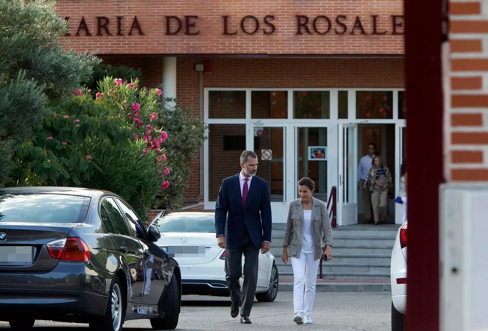 Y brenhinoedd Felipe a Letizia yn ysgol Santa María de los Rosales.